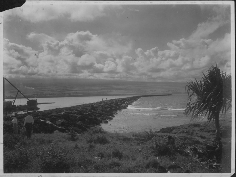 Building Breakwaters | Images of Old Hawaiʻi