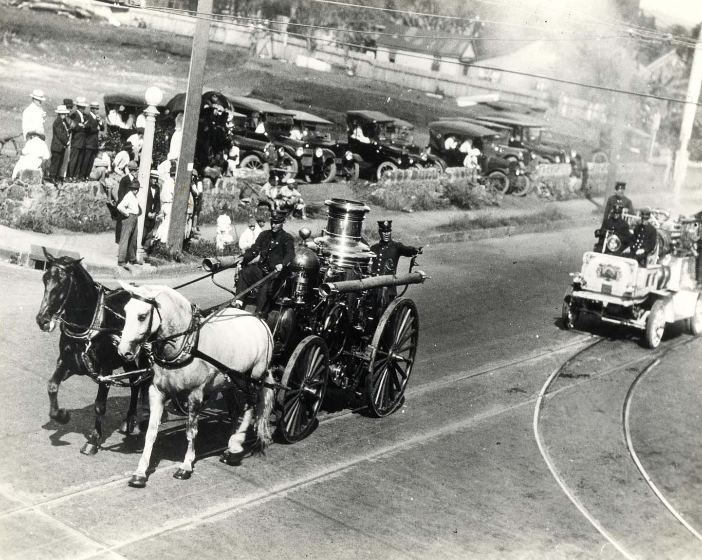 Horse Drawn Fire Engine, 1917. Honolulu Fire Department used horses as ...
