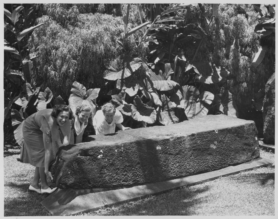 Naha Stone | Images of Old Hawaiʻi
