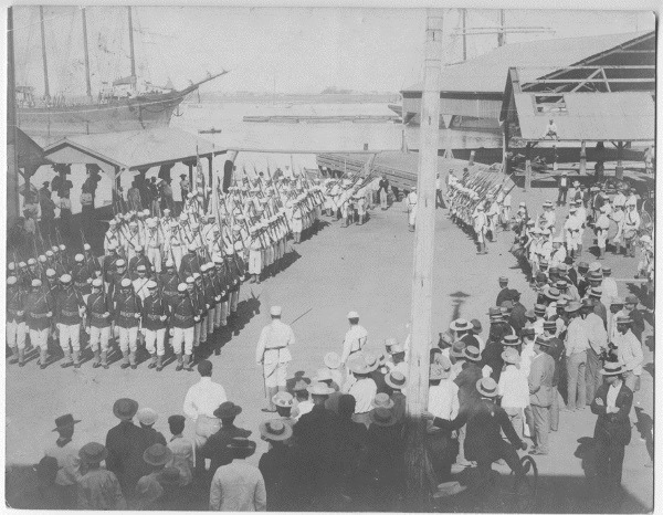 US Marines and sailors from the USS Boston during overthrow of Queen ...