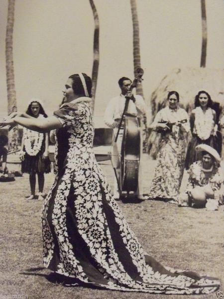 Holokū and Mu‘umu‘u | Images of Old Hawaiʻi